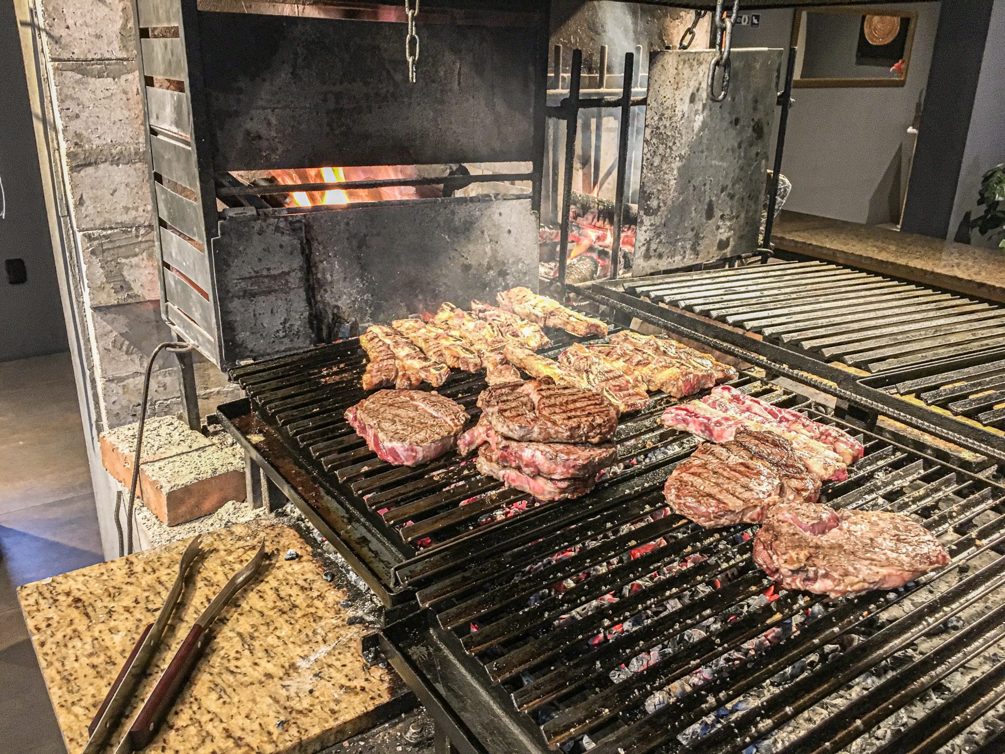 Amuleto del Fuego: Parrilla Uruguaia na Terra do Galeto | Garfo & Mala